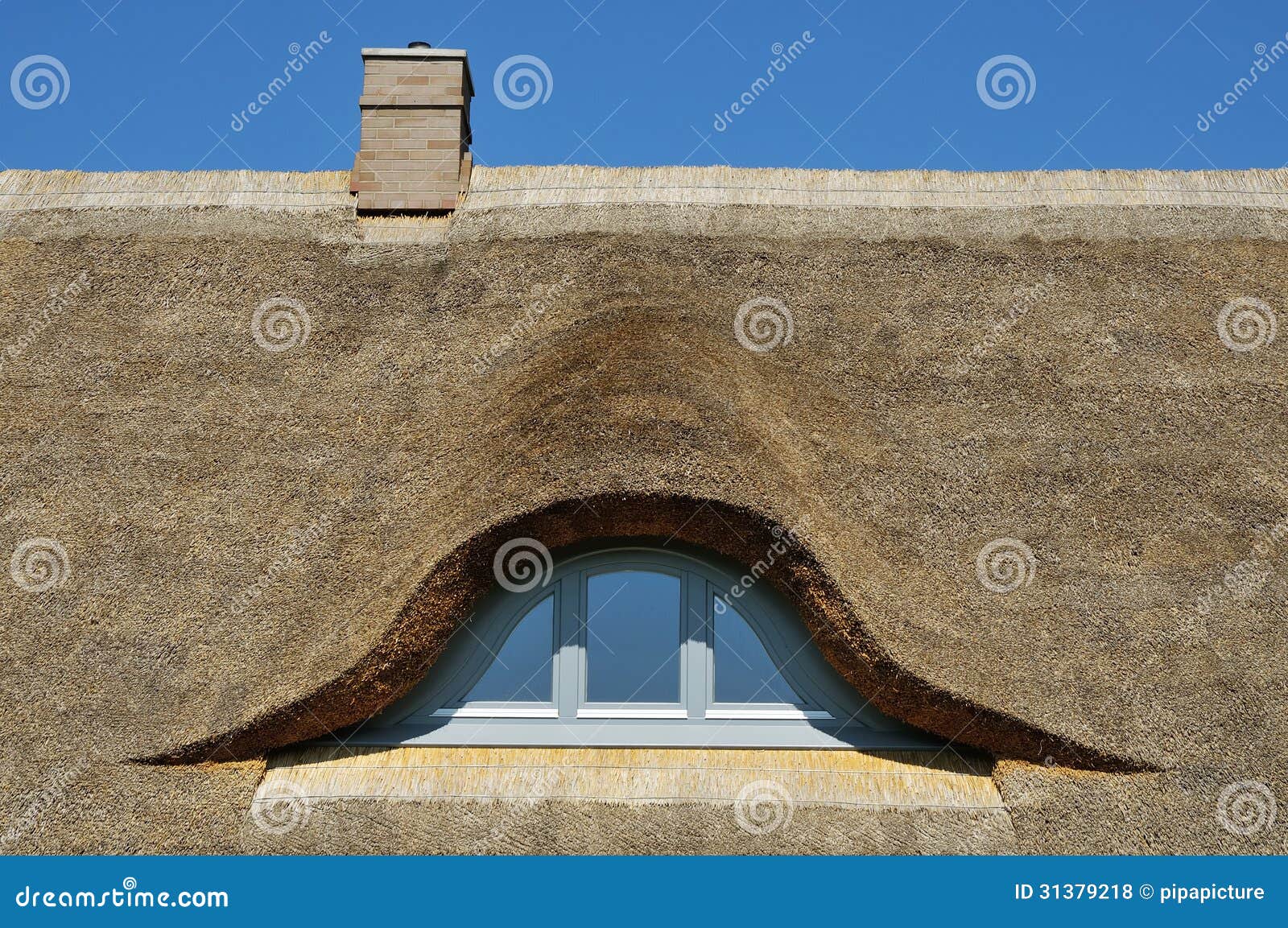 Met Stro Bedekt Dak Met Schoorsteen Stock Foto - Image of nave ...