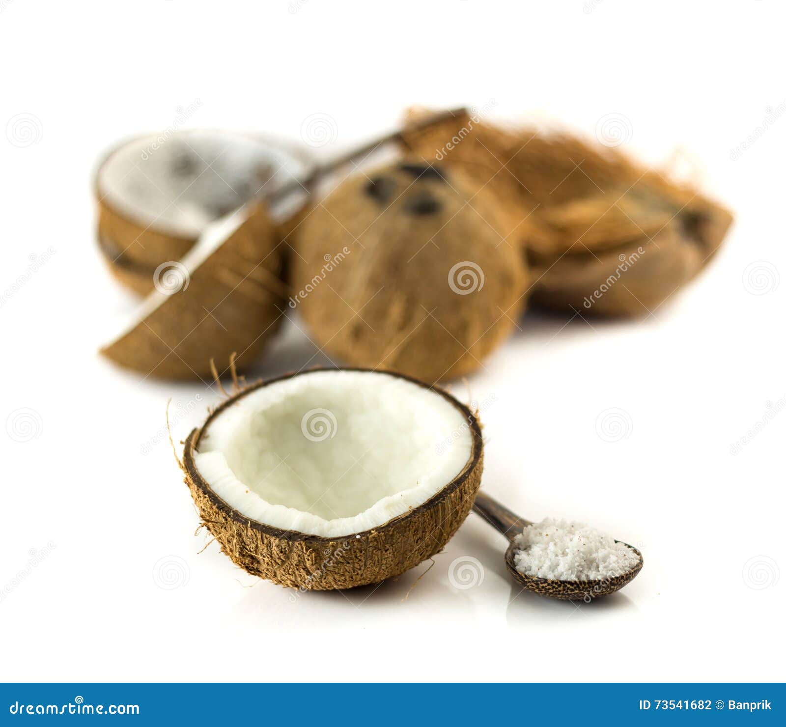 Metade Do Coco E Raspada No Fundo Branco Foto de Stock - Imagem de ...