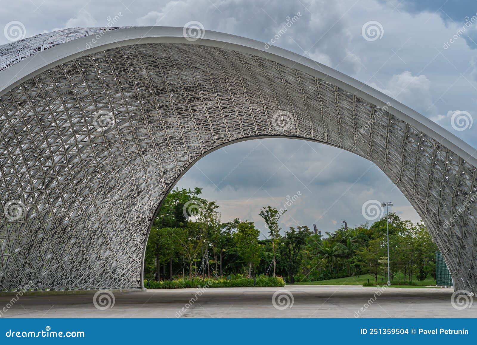 Metal arch structure editorial stock image. Image of beams - 251359504