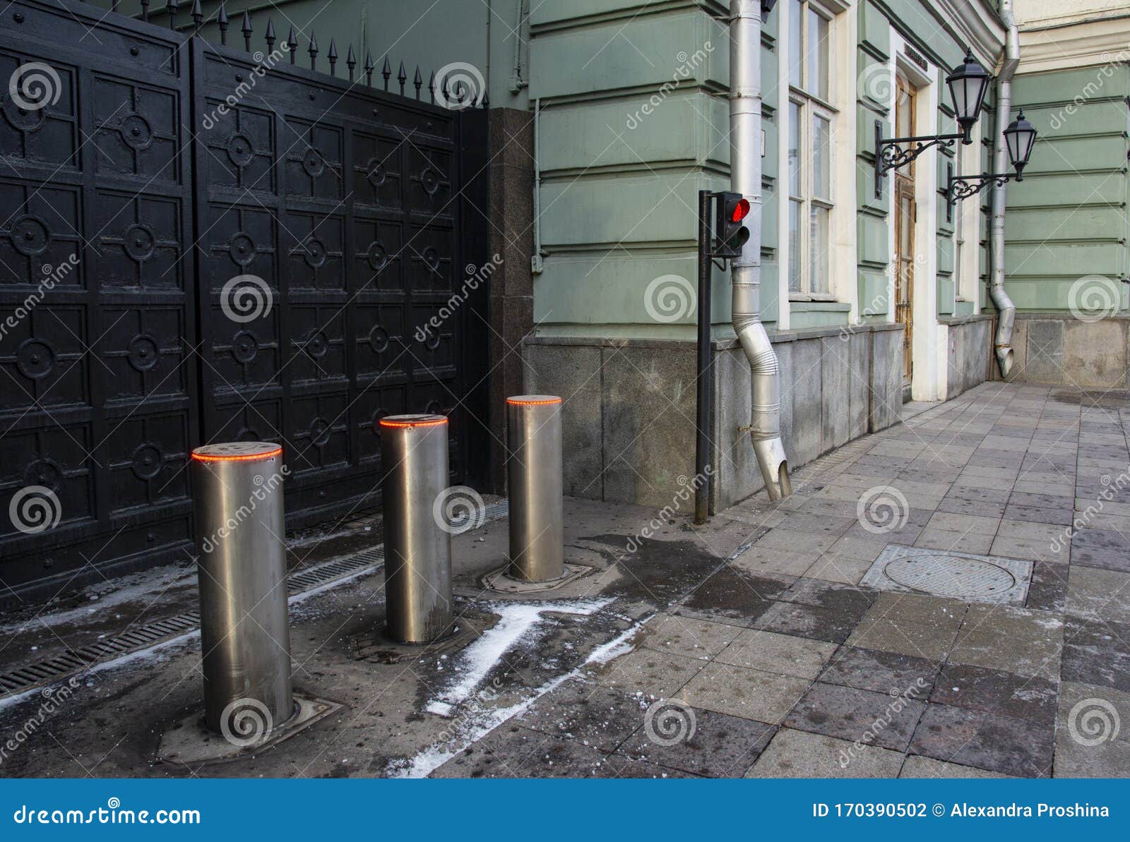 Metal Automatic Gates with Traffic Lights and Automatic Parking Posts ...
