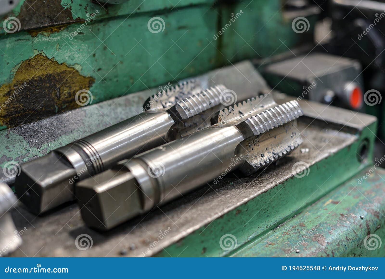 Metal Cutting Tools for Turning and Milling Machines. Large Diameter ...