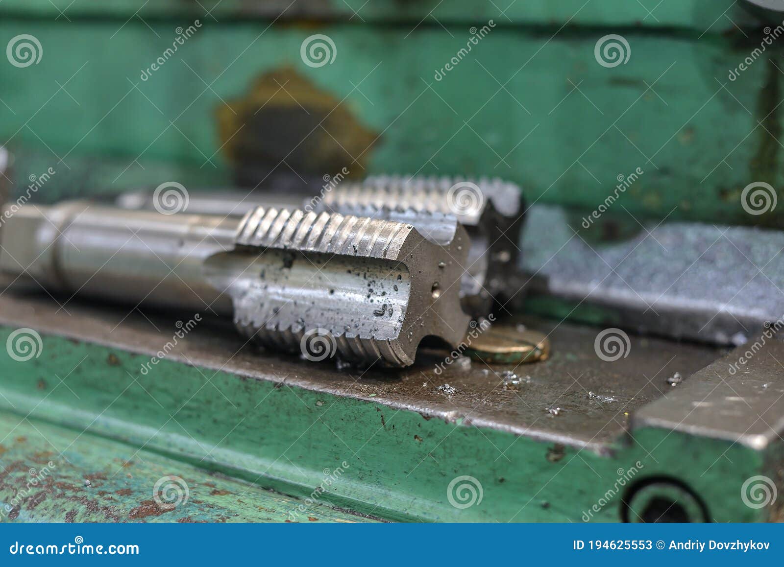 Metal Cutting Tools for Turning and Milling Machines. Large Diameter ...