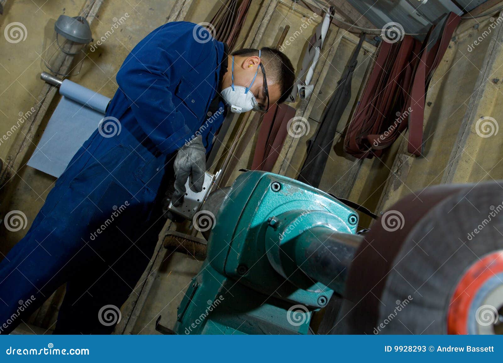 Metal de pulido en taller imagen de archivo. Imagen de liso - 9928293