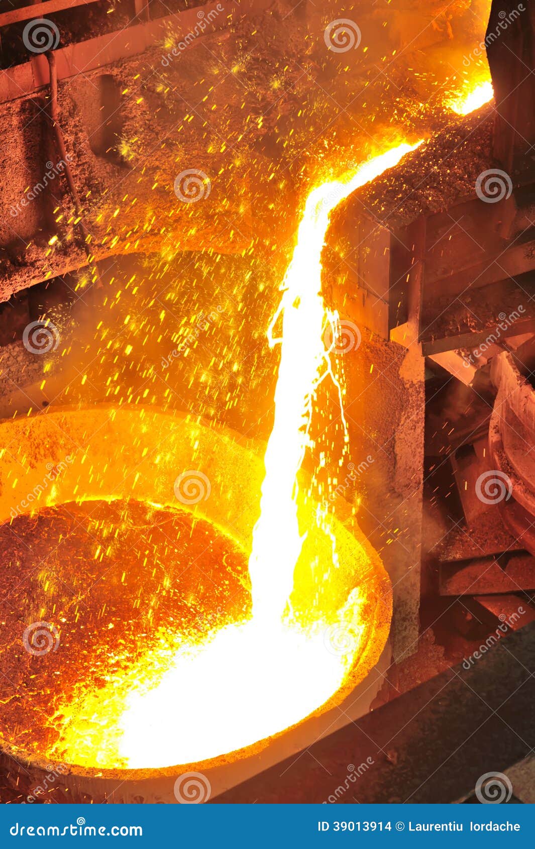 Metal Derretido De Derramamento Foto de Stock - Imagem de interior ...