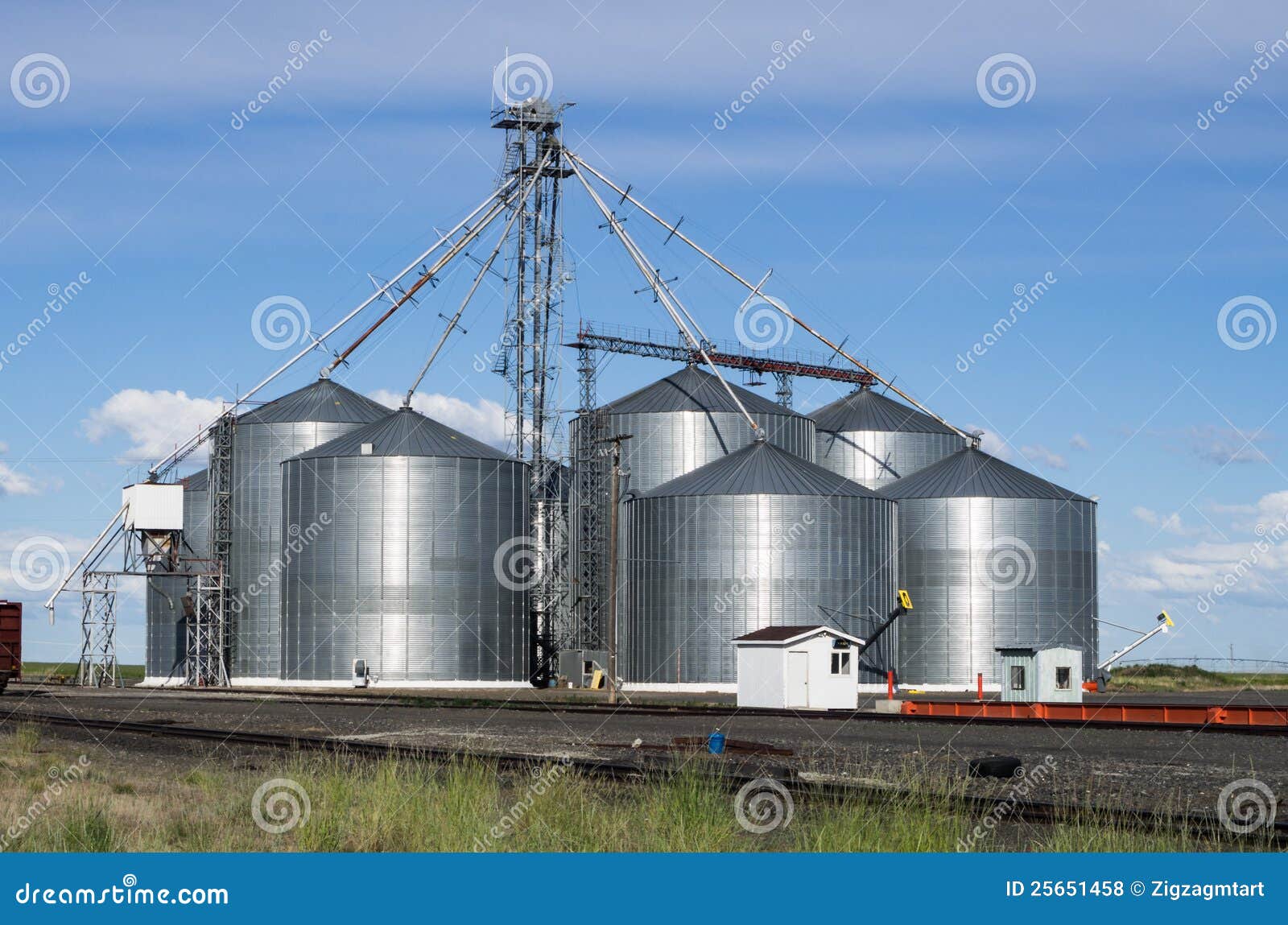 Metal Grain Storage Silo Facility Stock Photo - Image of land, grind ...