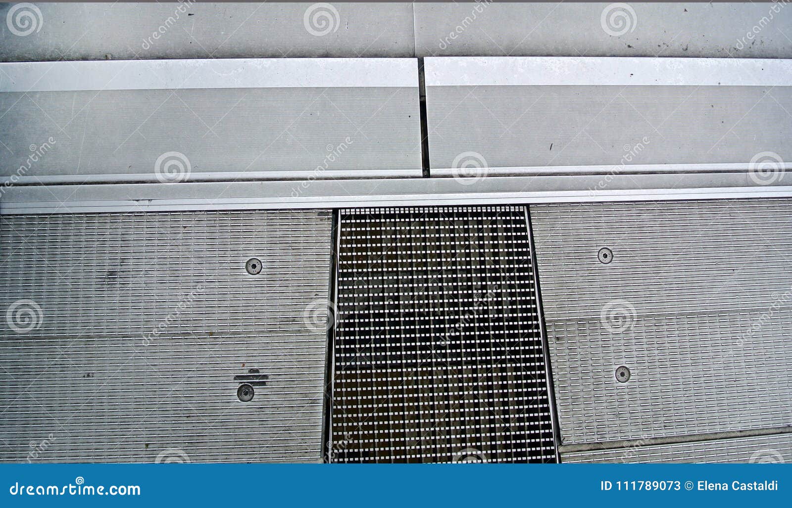 Metal Grid Floor Stock Photos - Download 5,669 Royalty Free Photos