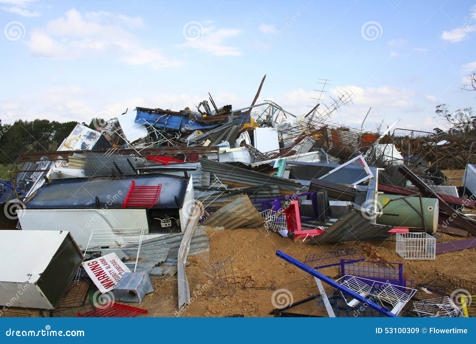 Metal Que Recicla En La Descarga Imagen de archivo - Imagen de ...
