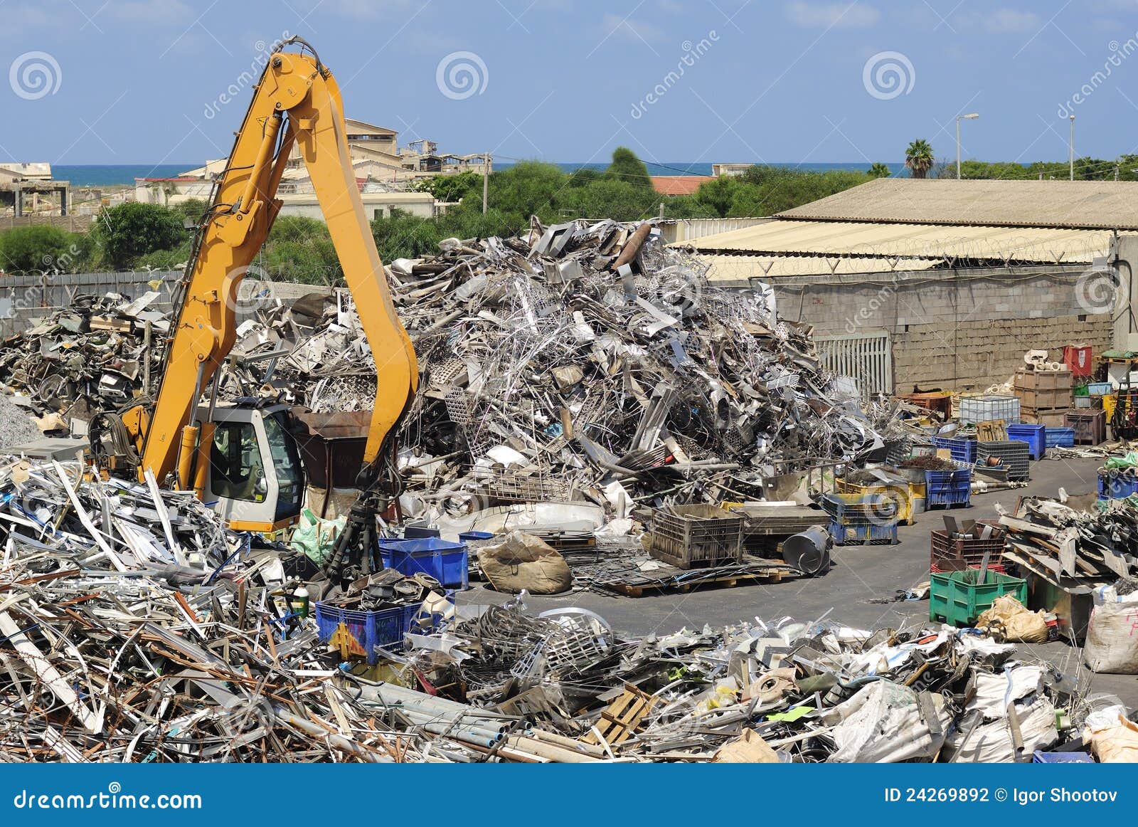 Metal Scrap and Crane Grabber Stock Photo - Image of beginnings, chaos ...
