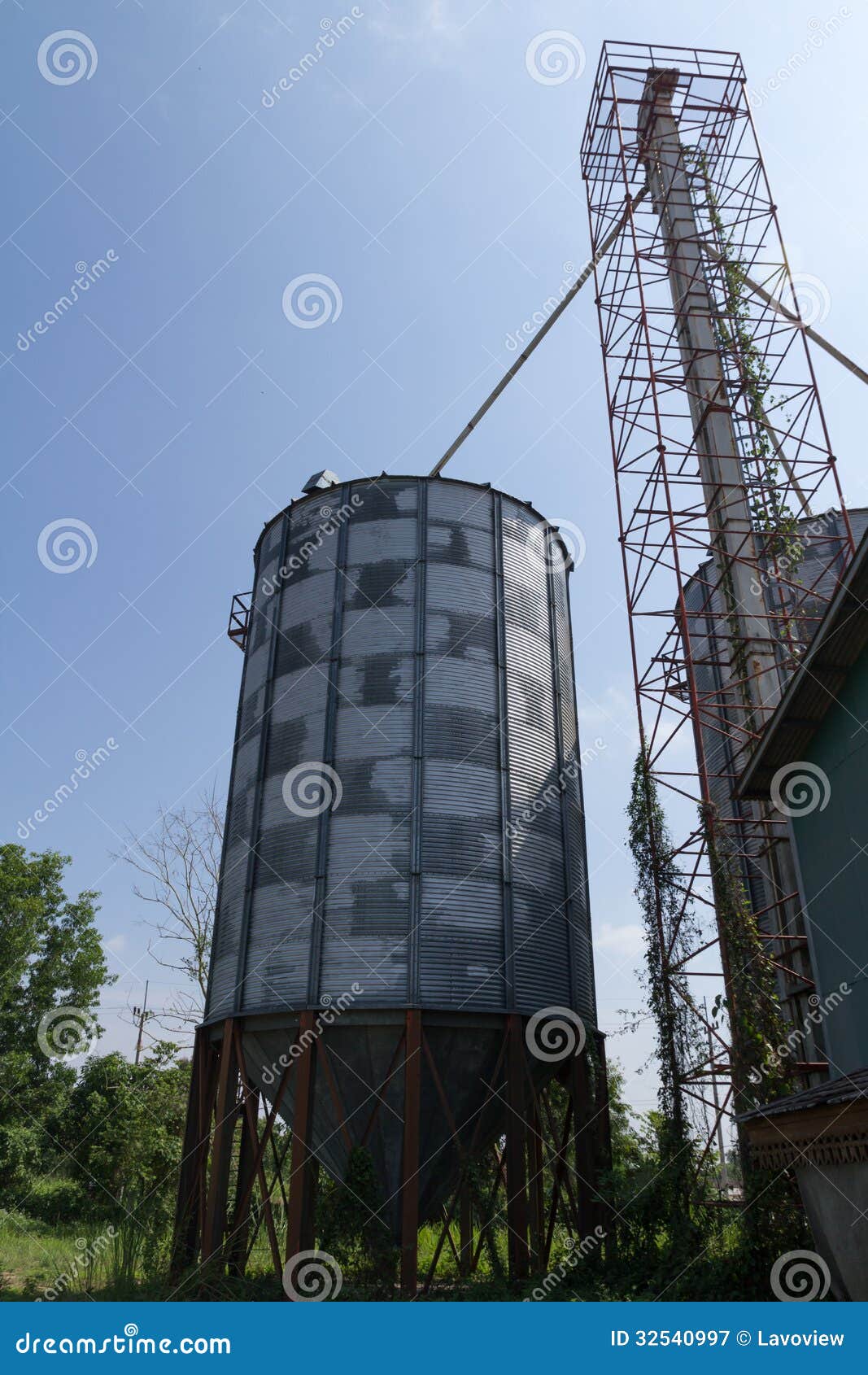Metal silo stock image. Image of building, metal, warehousing - 32540997