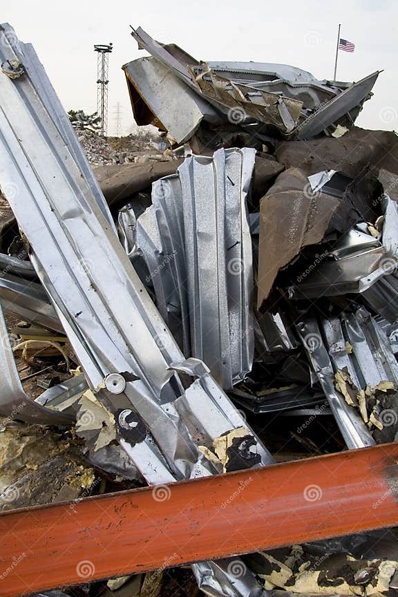 Metal Torcido Del Edificio Destruido Imagen de archivo - Imagen de ...