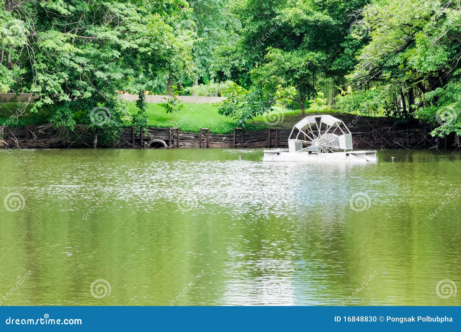 Metale water wheel stock photo. Image of green, landmark - 16848830