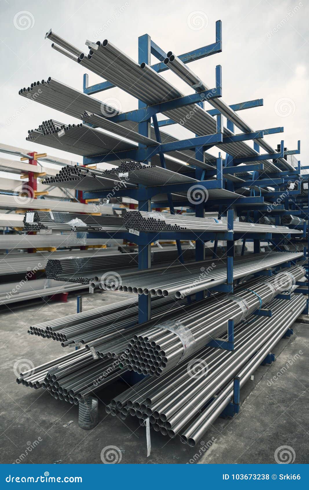 Metall-inox Rohr Auf Stapel Stockfoto - Bild von profil, material ...
