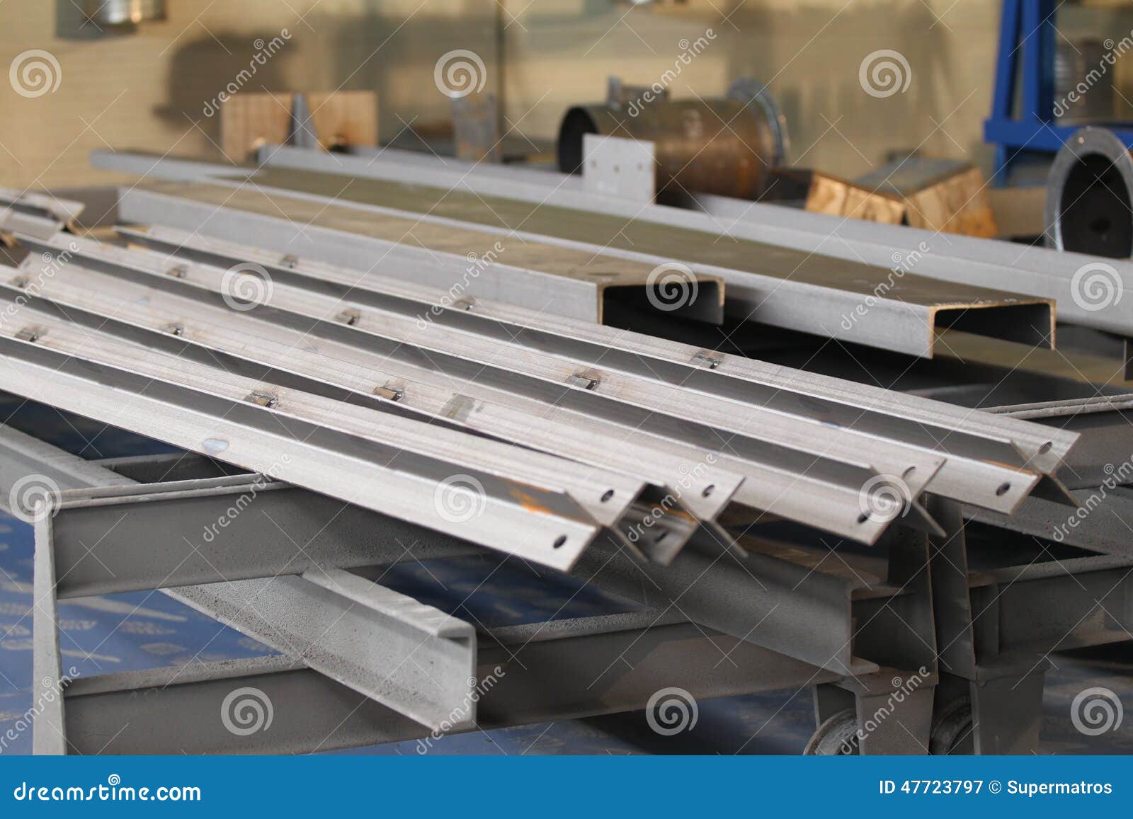 Metall profiles vinkel fotografering för bildbyråer. Bild av bygger ...