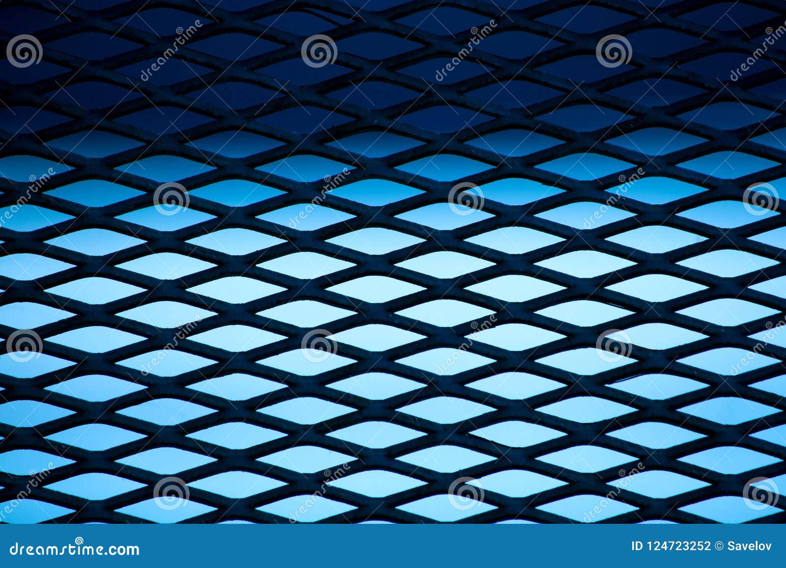 Metallgitter Auf Einem Blauen Hintergrund Stockfoto - Bild von stahl ...