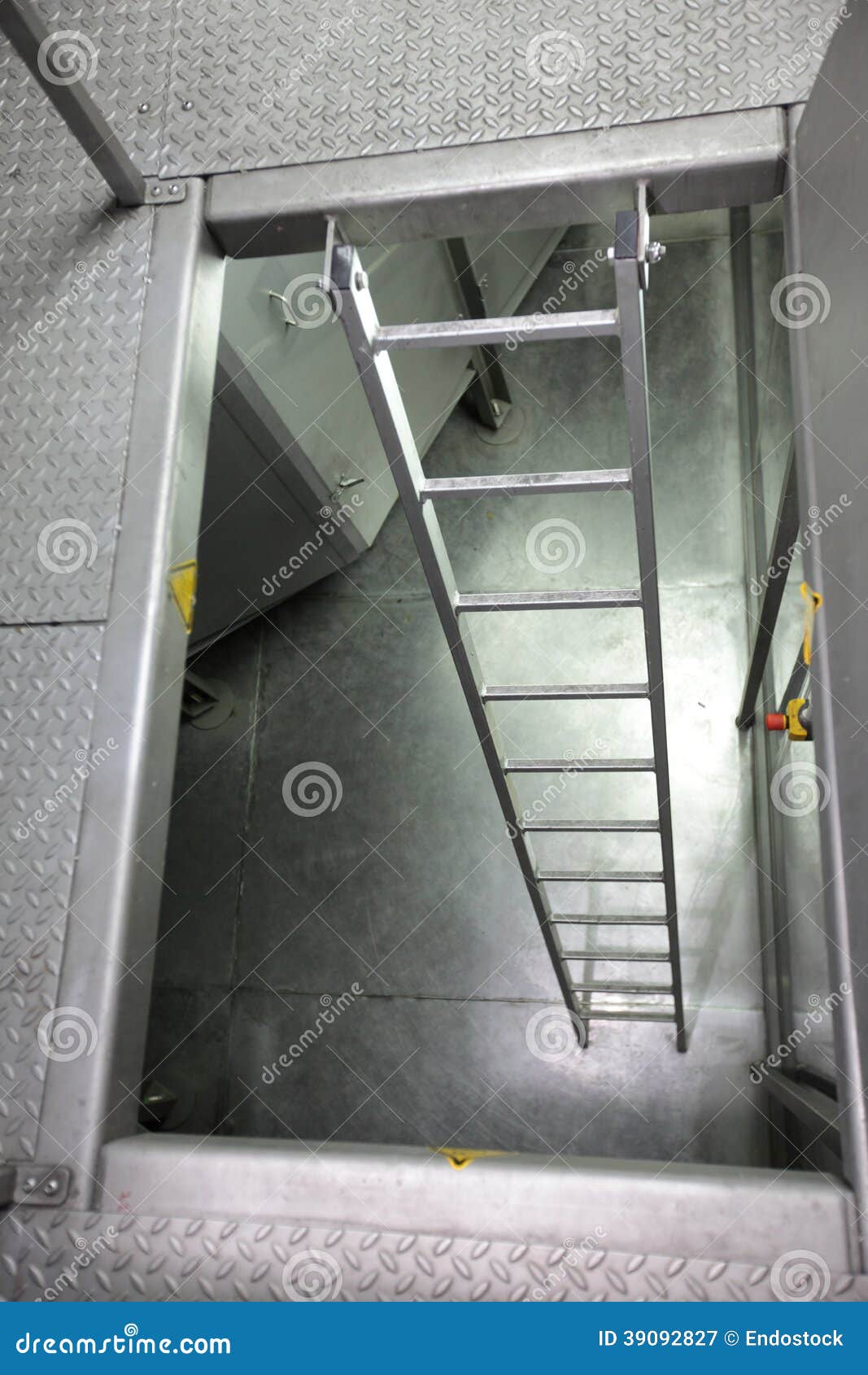 Metallleiter Im Industriellen Raum Stockbild - Bild von kontrolle ...