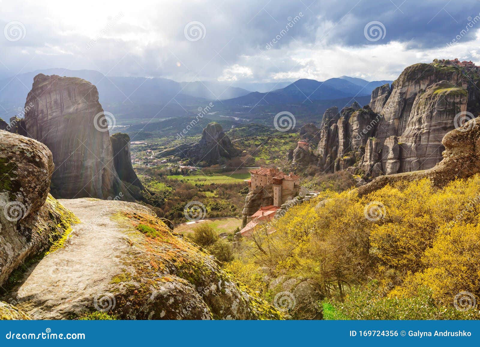 Meteora arkivfoto. Bild av helgedom, landskap, bygd - 169724356