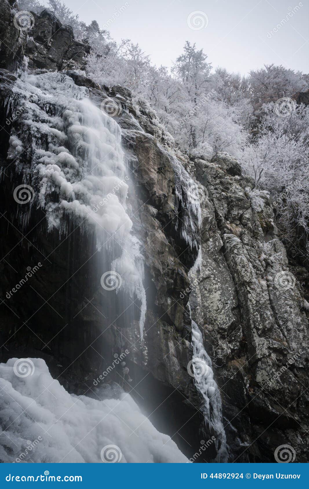 15 Meter Hoog Bevroren Waterval in Het Bos Stock Foto - Image of winter ...