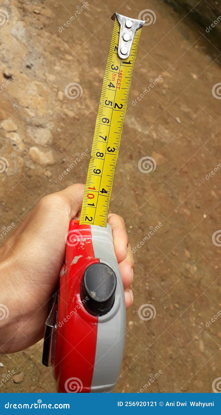 Meteran on hand stock image. Image of finger, yellow - 256920121