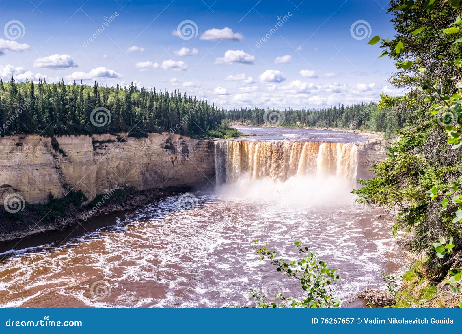 Alexandra Falls Tumble 32 Meters Over The Hay River, Twin Falls Gorge ...