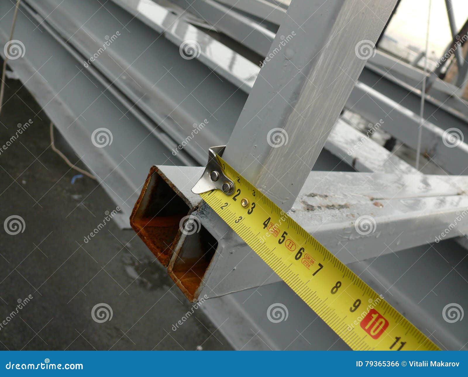 Meting Van De Afmetingen Van Metaalstructuren Op Het Dak Stock Foto ...