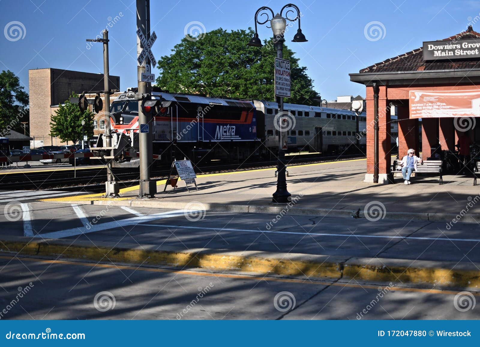Metra Commuter Train during Daytime Editorial Image - Image of downtown ...