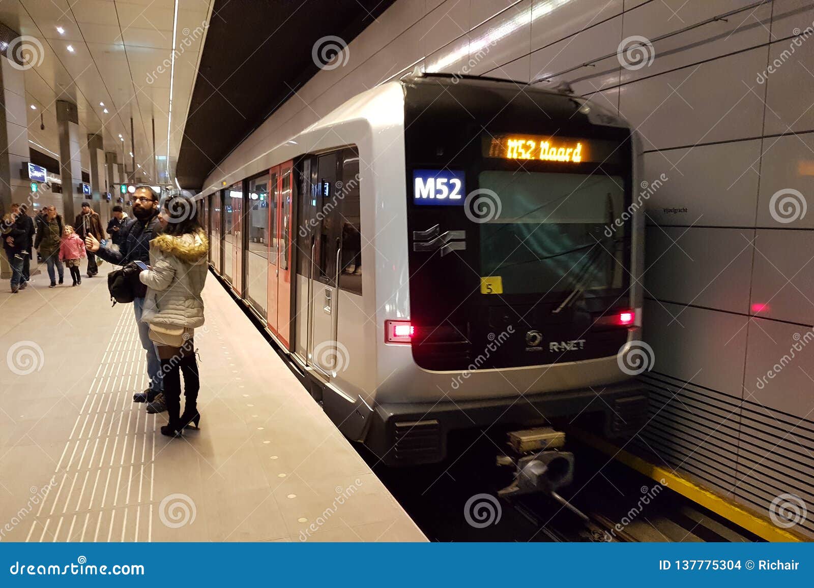 Metro De Amsterdam En La Estación Imagen de archivo editorial - Imagen ...
