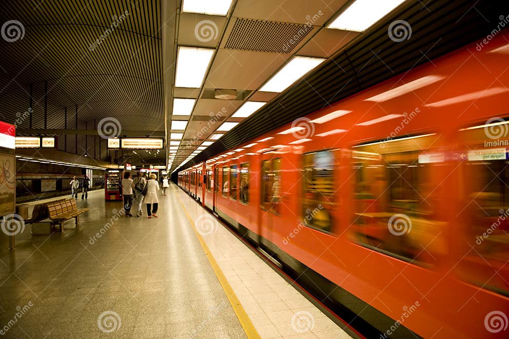 Metro de Helsínquia fotografia editorial. Imagem de carro - 21021267