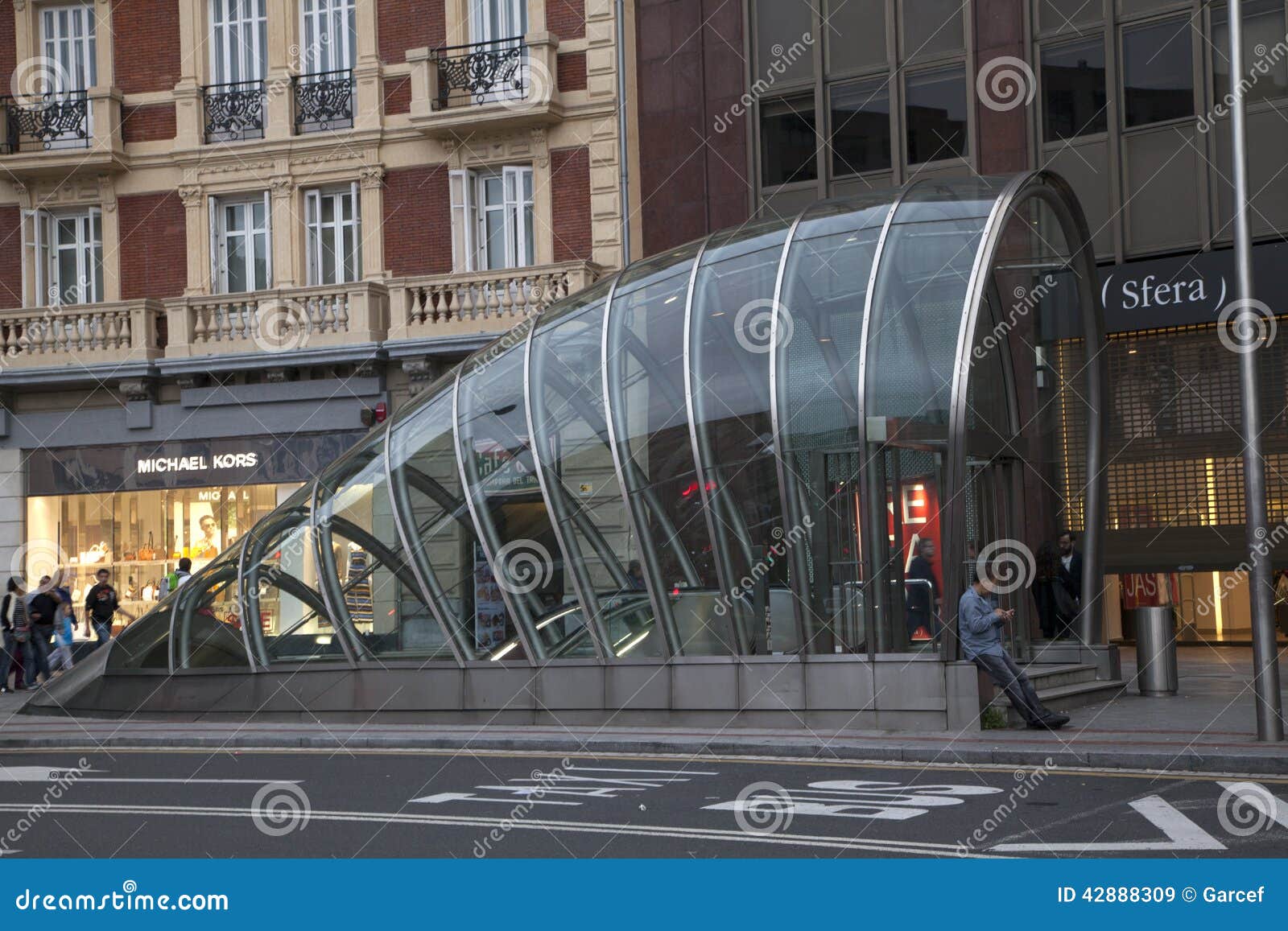 Metro entrance editorial stock image. Image of metrostation - 42888309