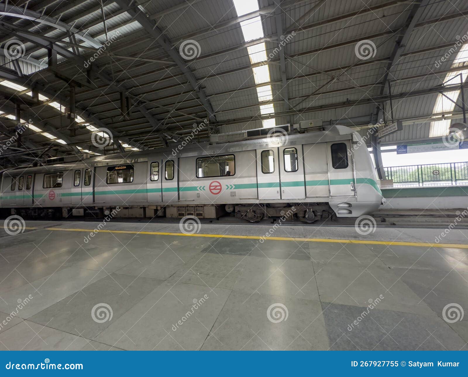 Metro Image Standing on Platform Editorial Image - Image of modern ...