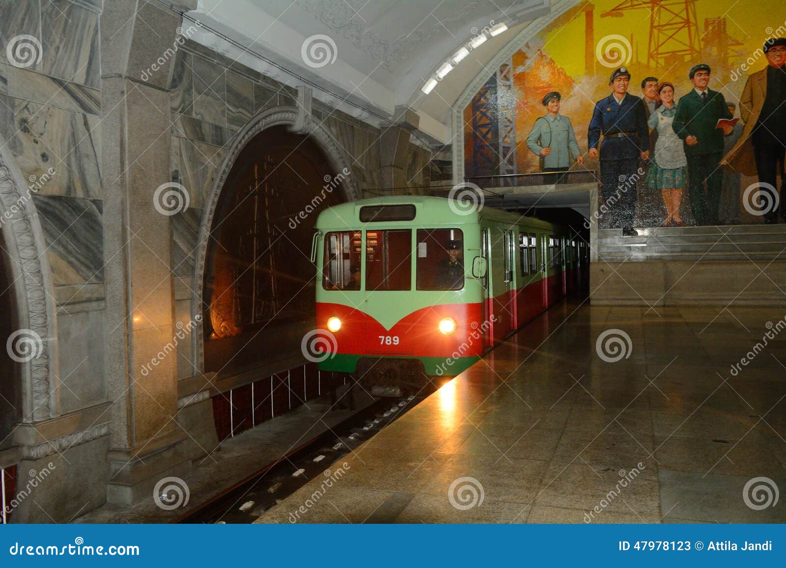 Metro, Pyongyang, Noord-Korea Redactionele Stock Foto - Image of ...