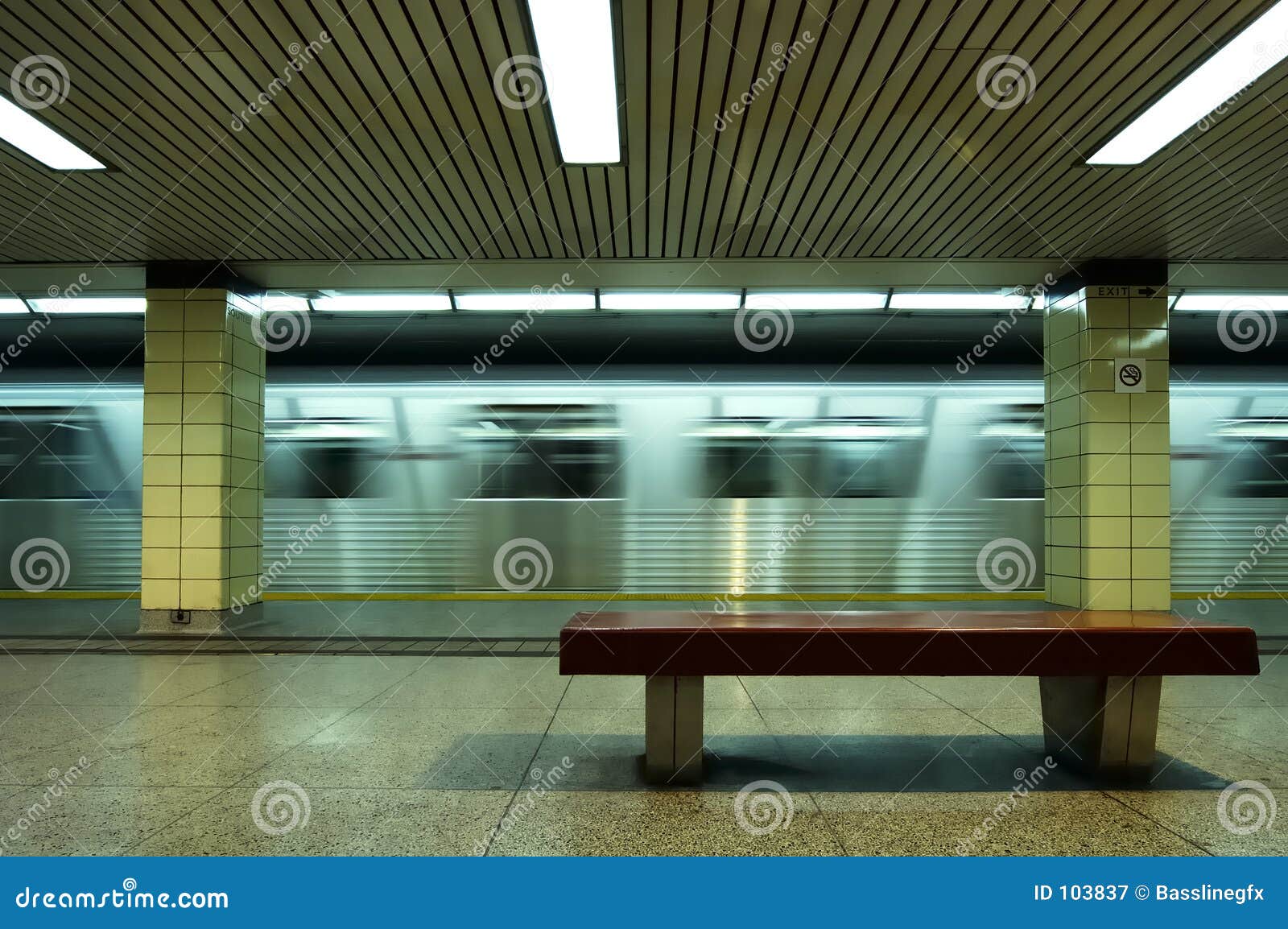 Metro Sideview imagem de stock. Imagem de coluna, trens - 103837