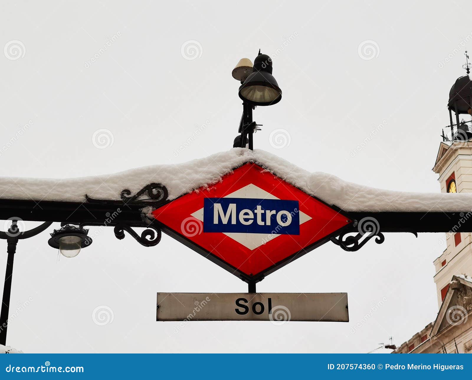Metro sol Snowing editorial image. Image of blue, white - 207574360
