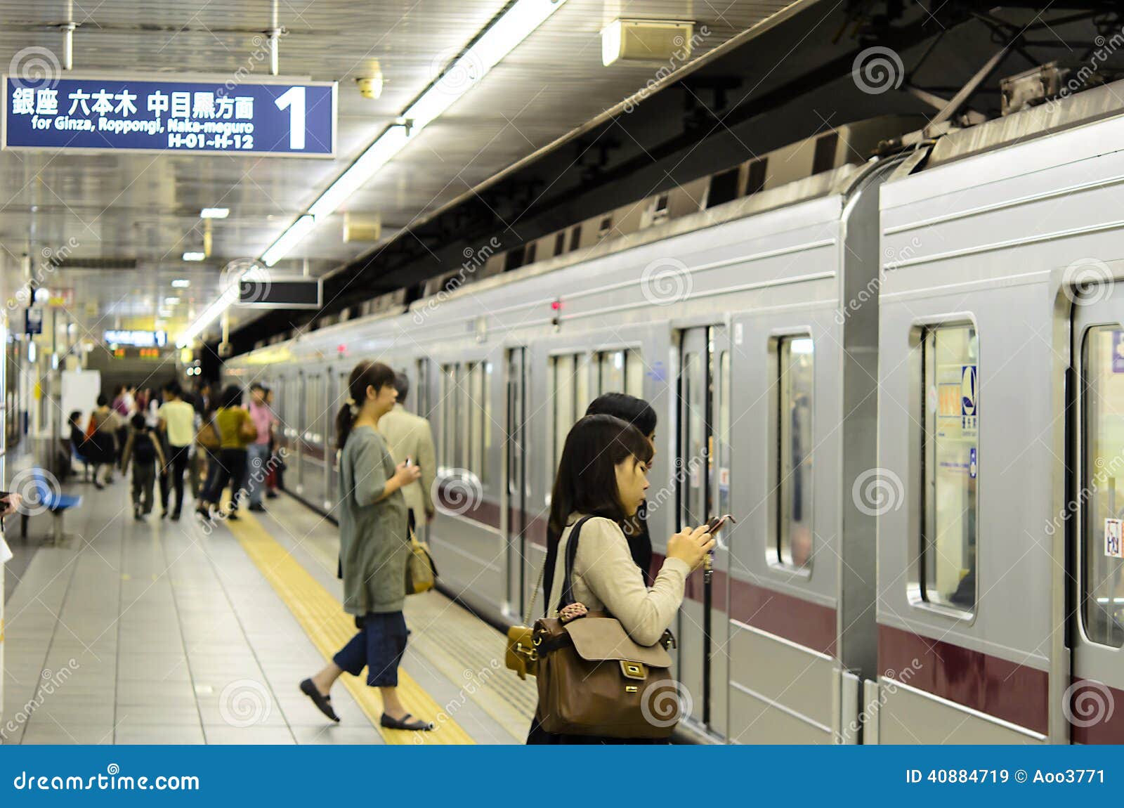 Metro Tokio imagen de archivo editorial. Imagen de espera - 40884719