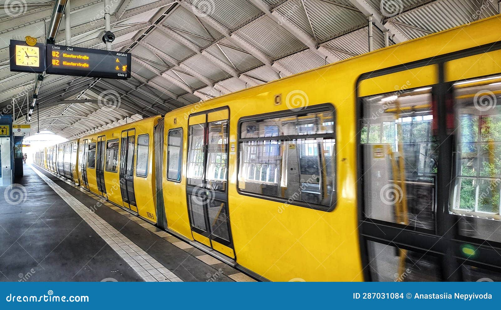 Metro Train Yellow Wagon Transportation Underground Rails Movement ...