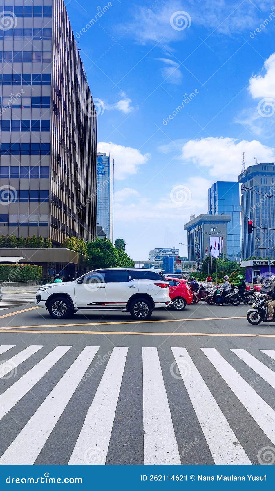 Metropolis DownTown editorial photo. Image of traffic - 262114621