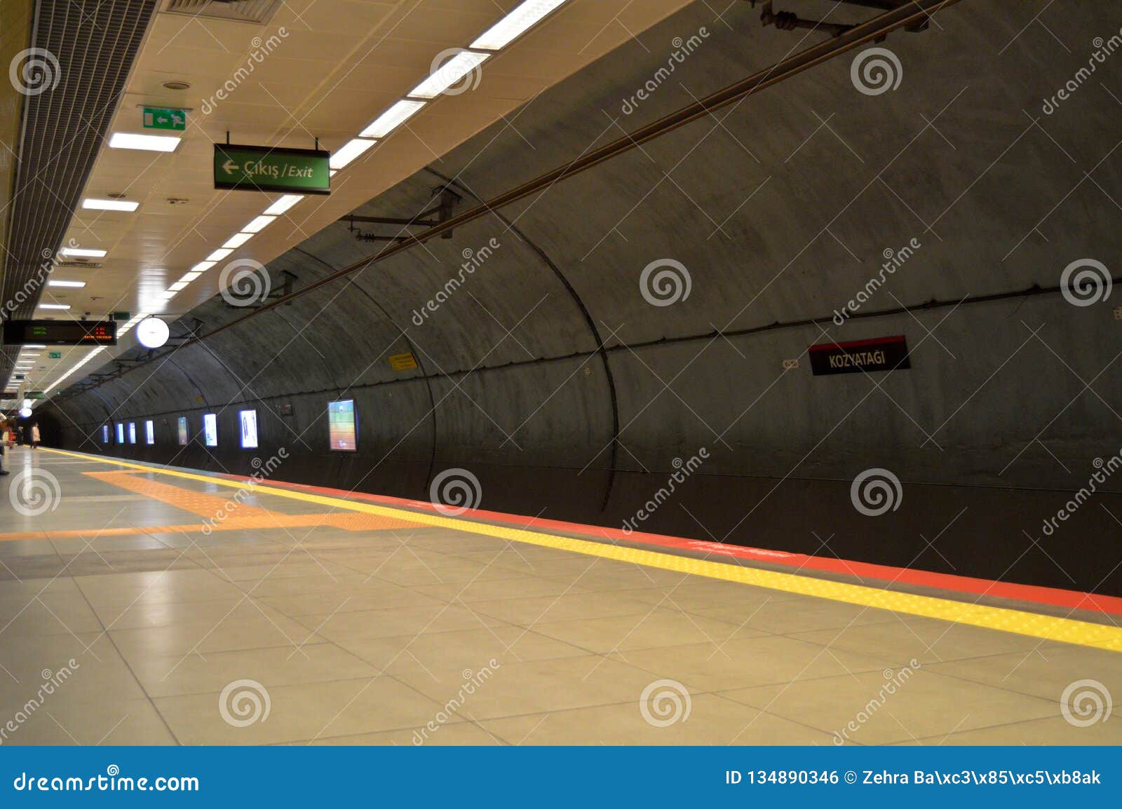 Metrostation Istanbuls Kozyatagi Redaktionelles Foto - Bild von ...