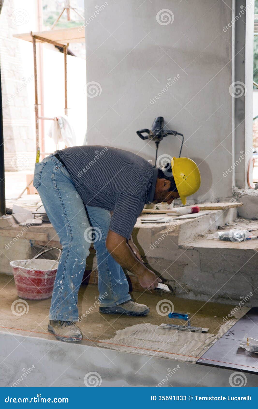 Metselaar stock afbeelding. Image of beroep, hand, cement - 35691833