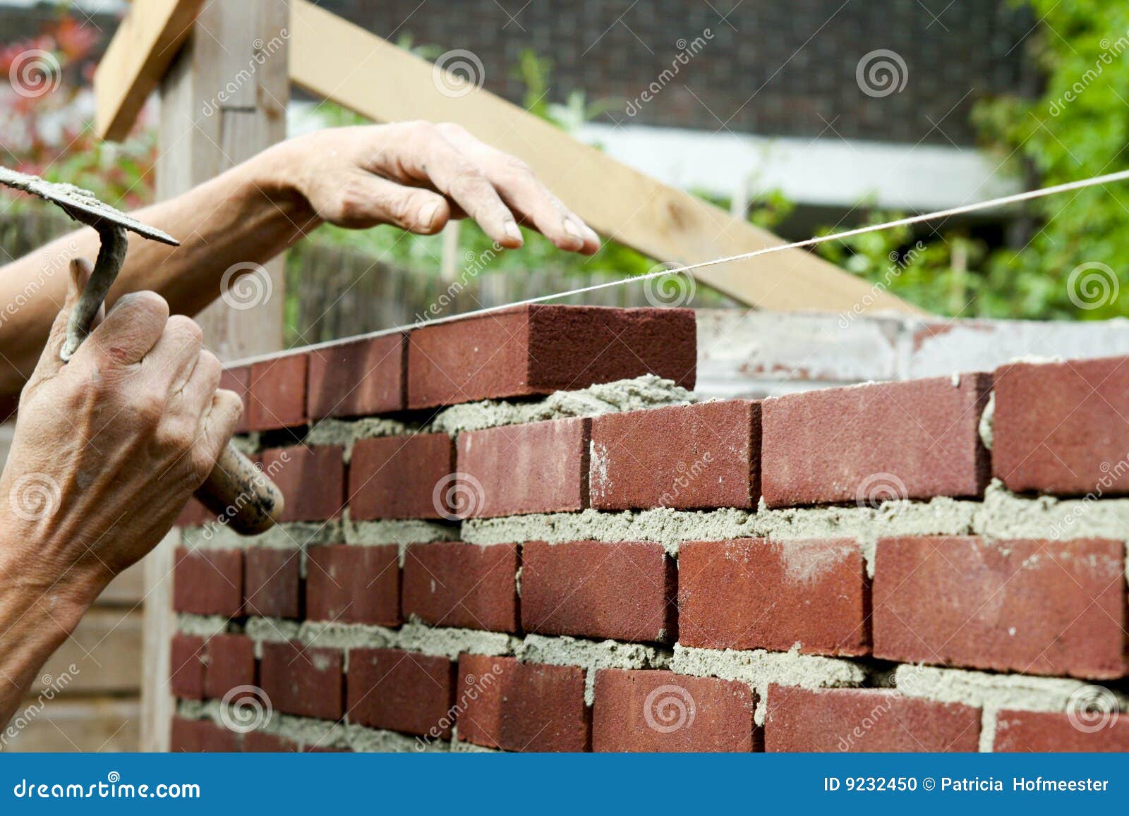 Metselaar met troffel stock foto. Image of leggen, niveaus - 9232450