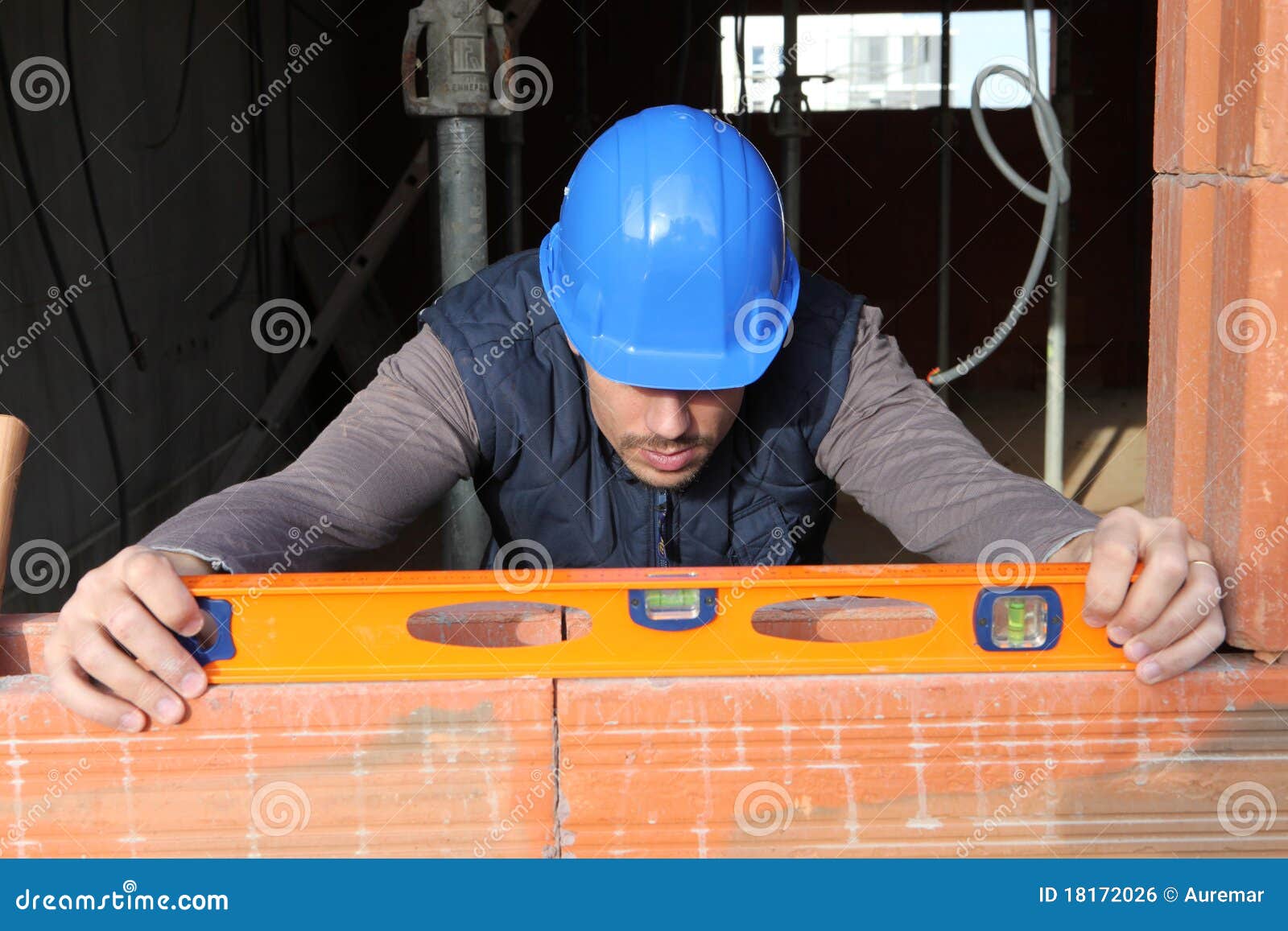 Metselaar met waterpas stock foto. Image of bruin, niveau - 18172026