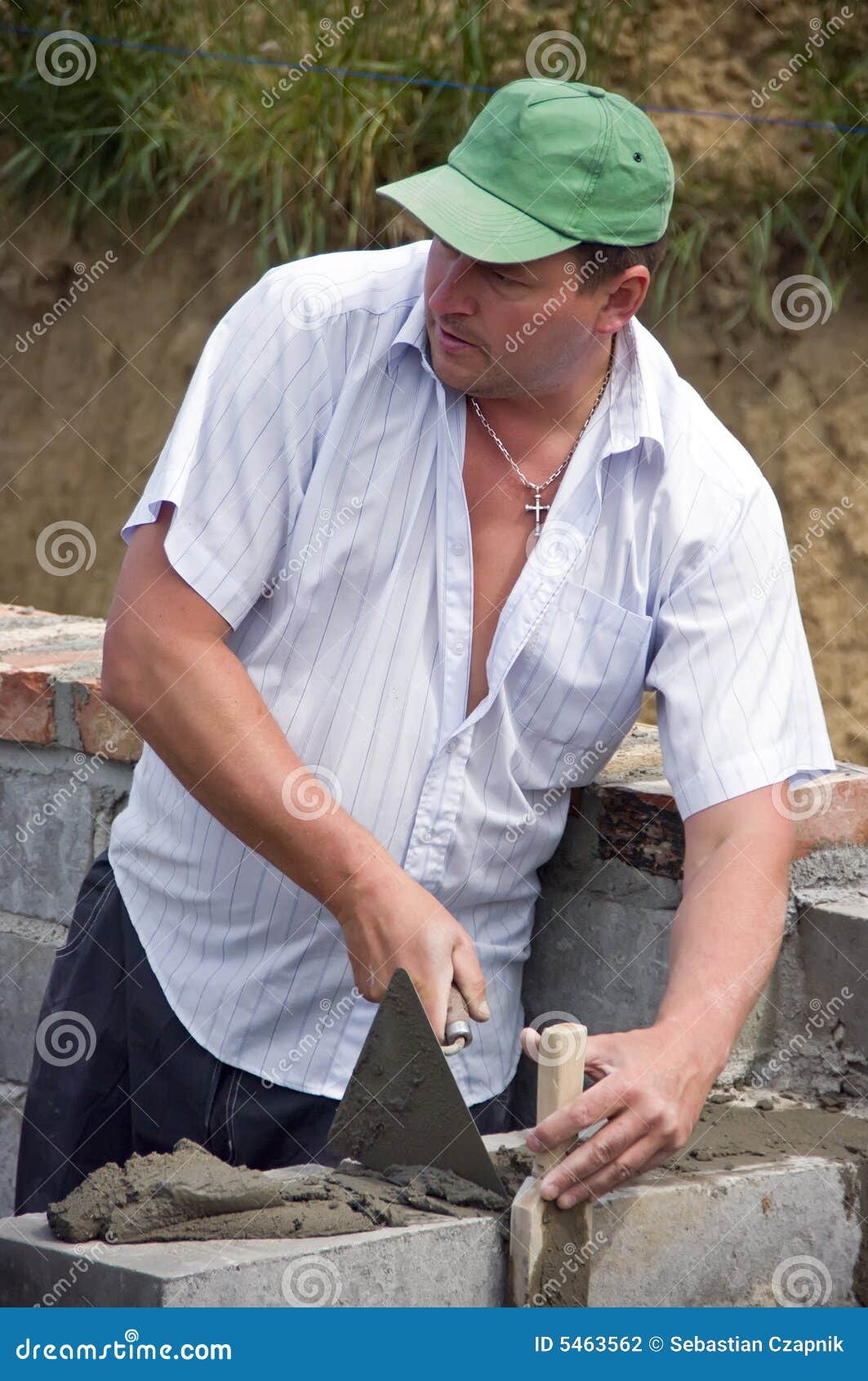 Metselaar op het werk stock foto. Image of bakstenen, vaardigheid - 5463562