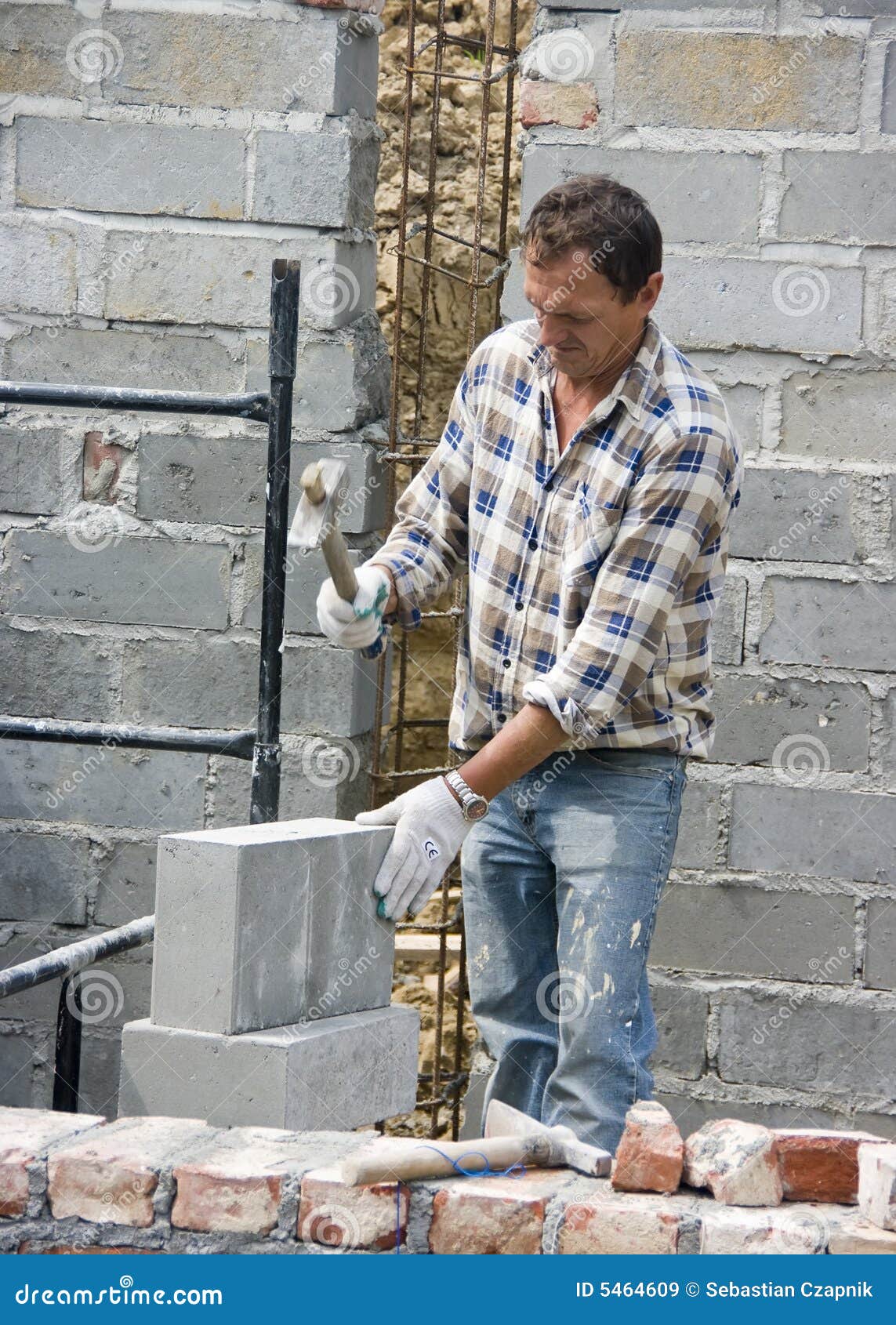 Metselaar op het werk stock afbeelding. Image of structuur - 5464609