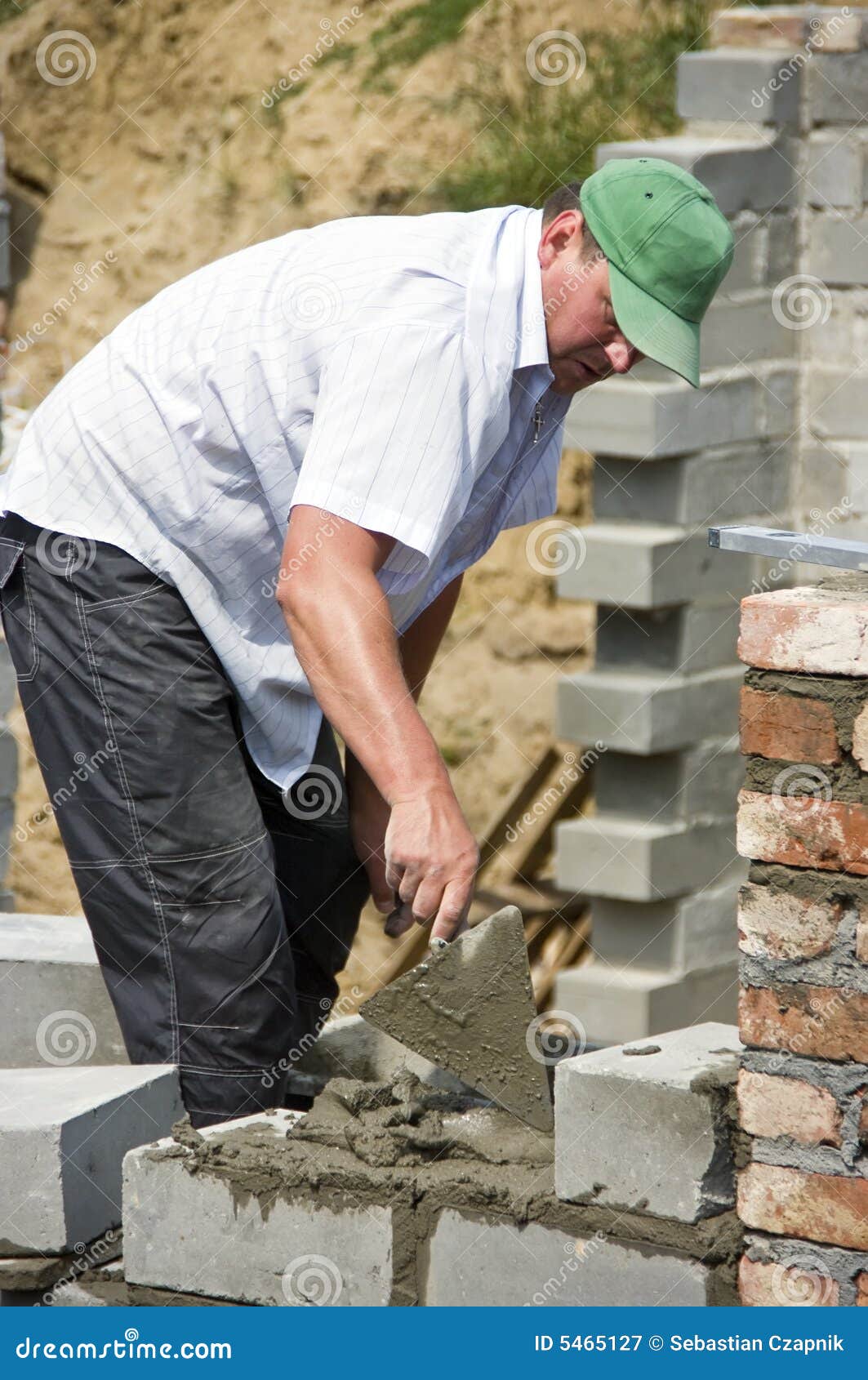 Metselaar op het werk stock afbeelding. Image of kaukasisch - 5465127