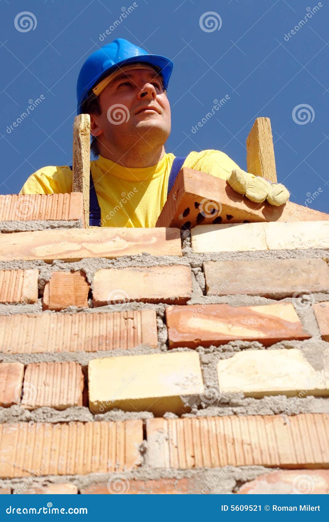 Metselaar op het werk stock afbeelding. Image of industrie - 5609521