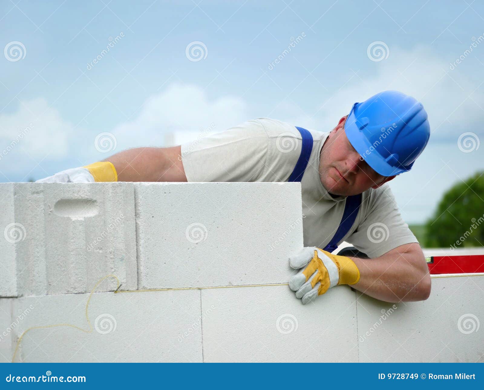 Metselaar op het werk stock afbeelding. Image of overtrekken - 9728749