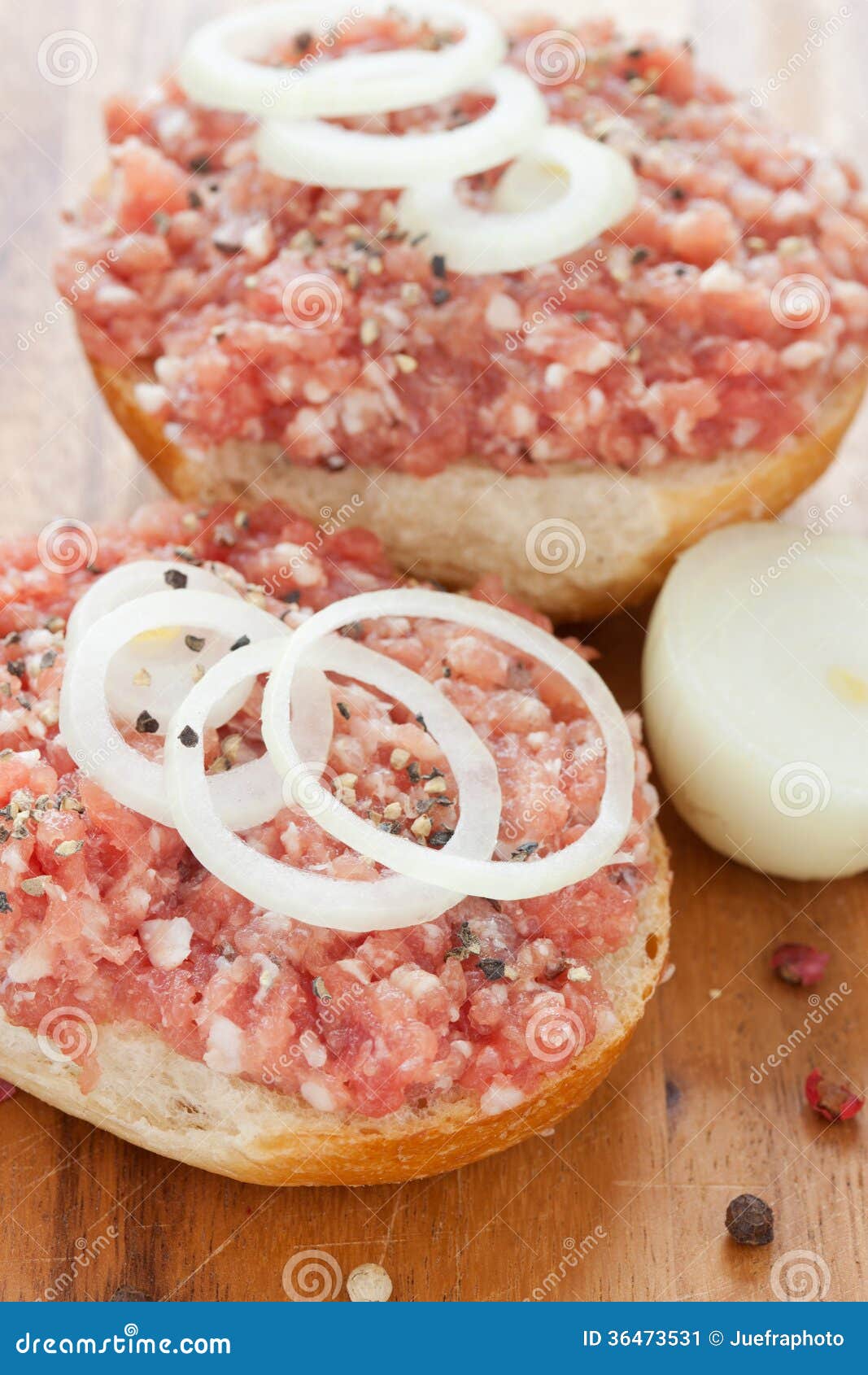 Mett-Brötchen stockbild. Bild von pfefferkörner, kerbe - 36473531