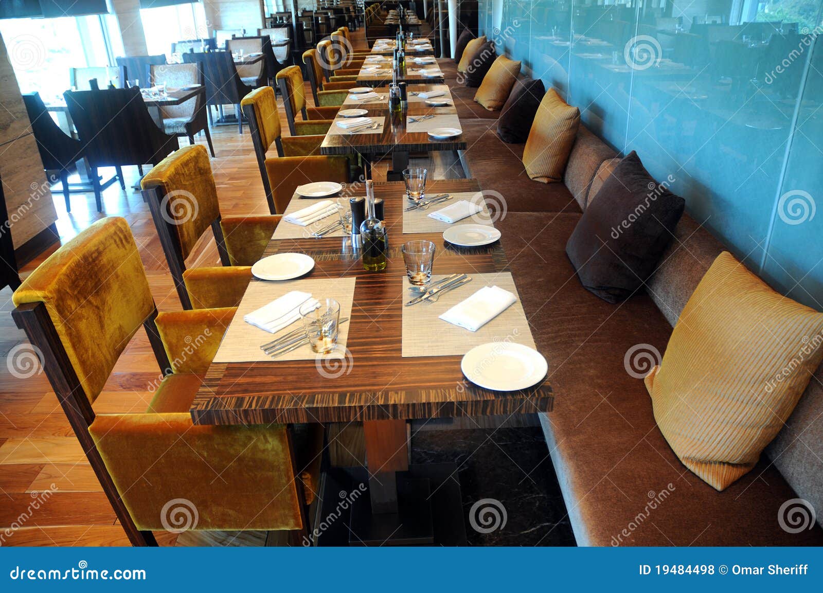 Mettez Les Tables Dans Le Restaurant Photo stock - Image du ...