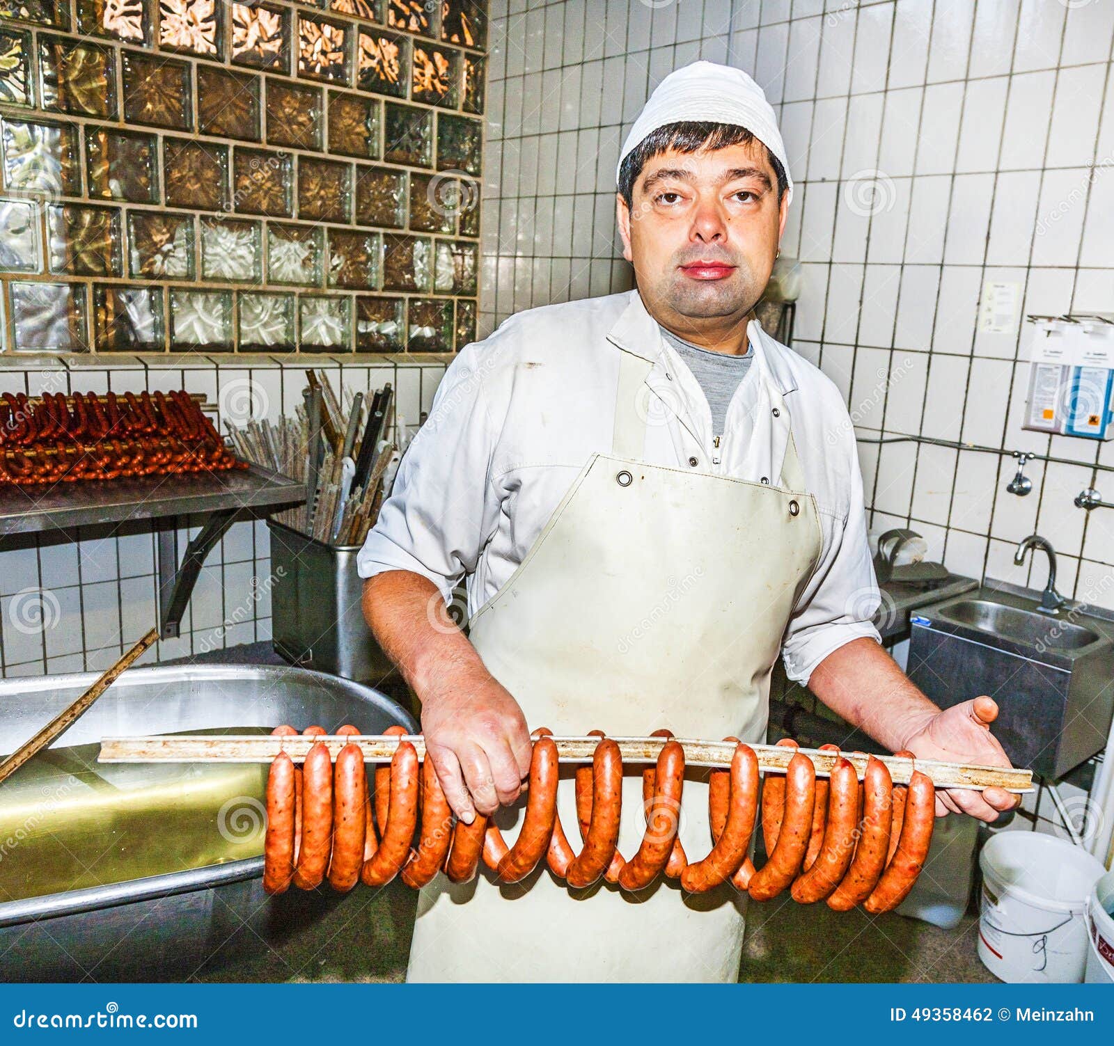Metzger Bereitet Frische Wurst Zu Redaktionelles Stockfotografie - Bild ...