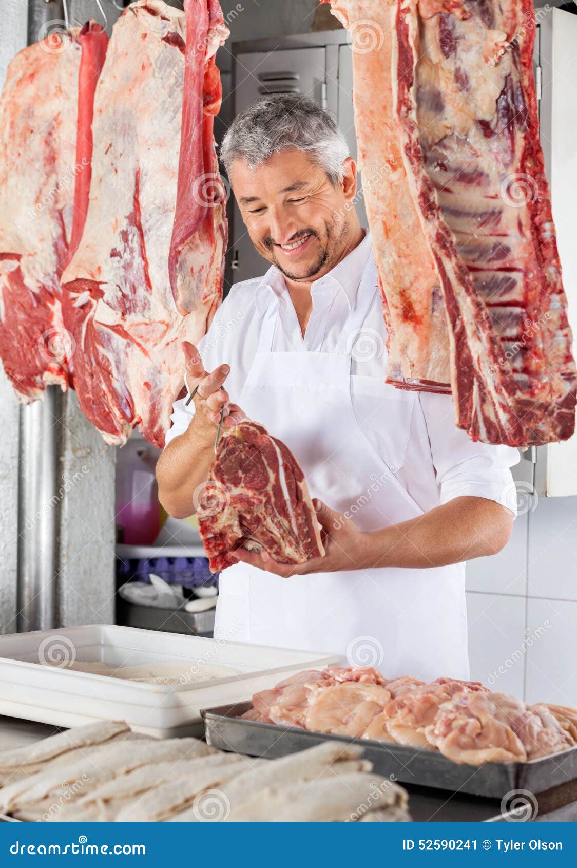 Metzger Holding Raw Meat Mit Haken Stockbild - Bild von markt, inhaber ...