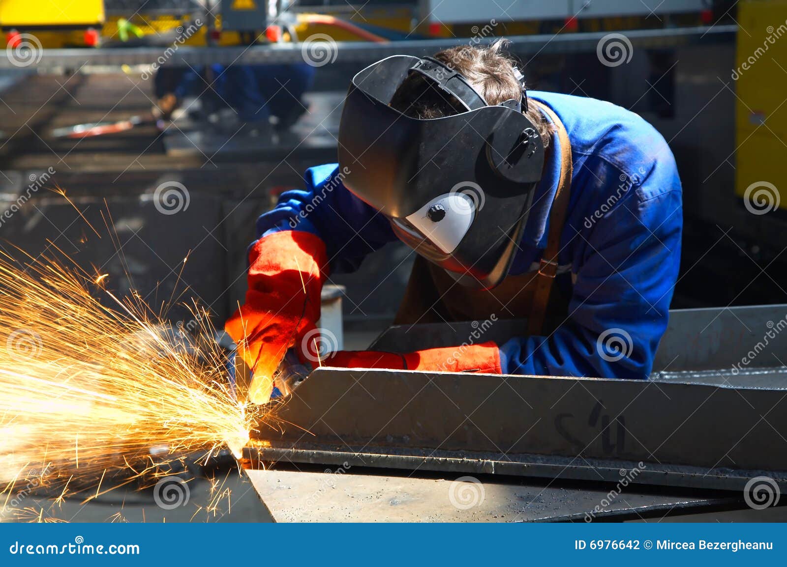 Meulage d'ouvrier/soudure photo stock. Image du préfabriquez - 6976642