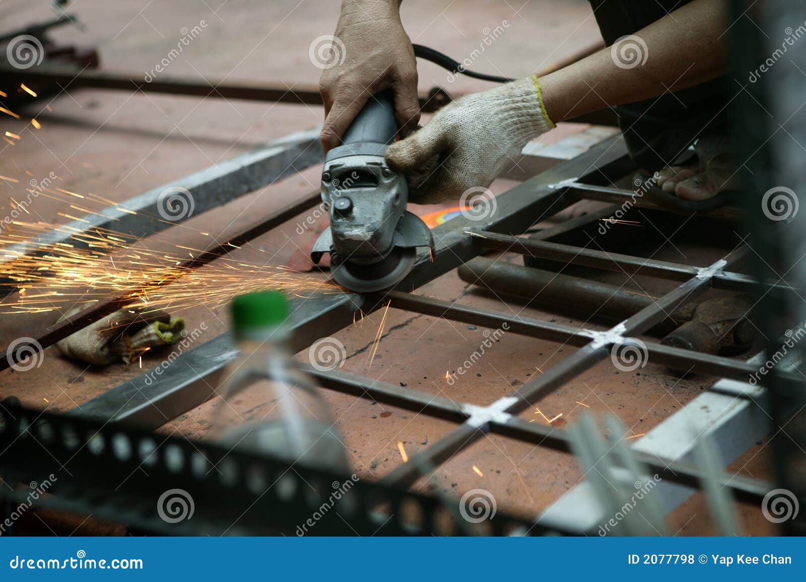 Meulage et soudure photo stock. Image du partie, industrie - 2077798